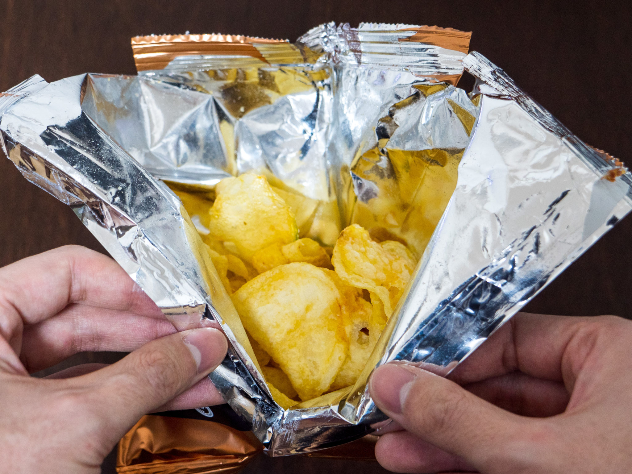〈あなたが見たことの無い開け方も？〉ポテトチップスの袋の開け方を紹介 ポテトチップス王国