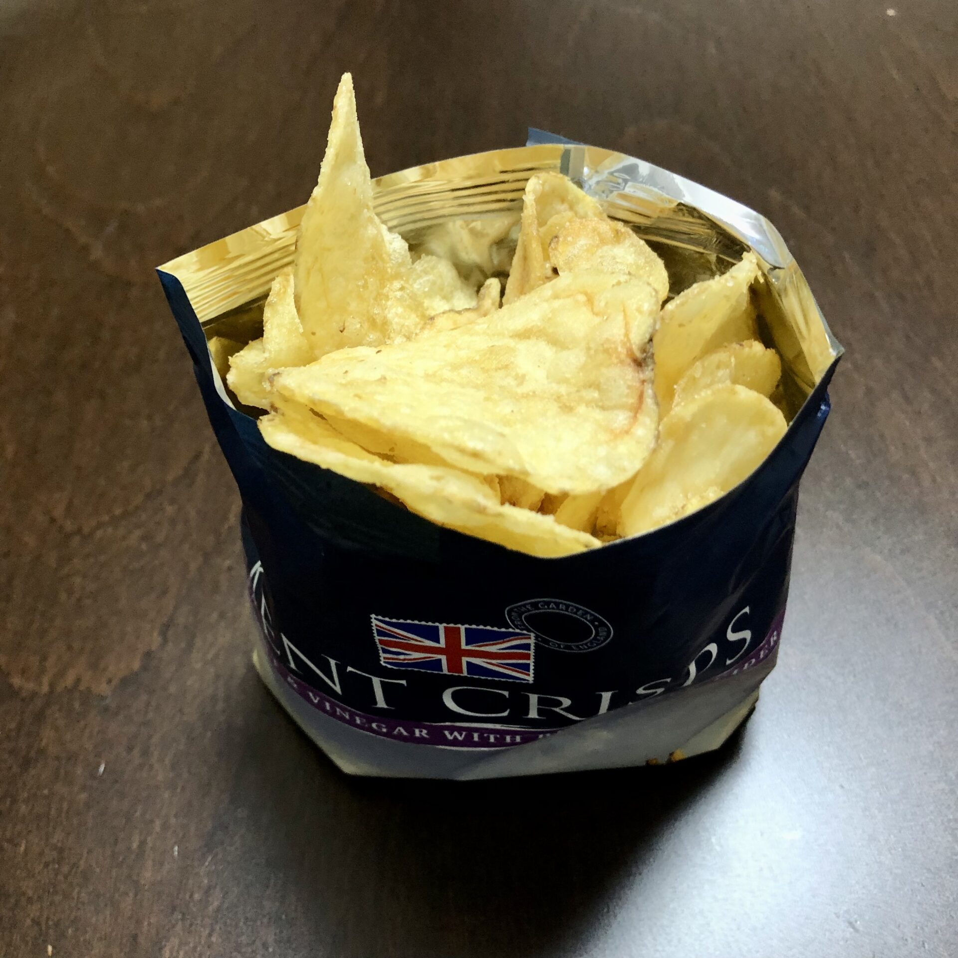 〈イギリス製〉「KENT CRISPS（ケントクリスプス） ポテトチップス シーソルト&ビネガー&ビデンデンシードル」を実食 | ポテトチップス王国